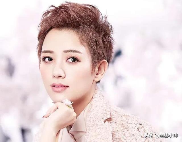 Delicate and beautiful Li Xiaofeng - iNEWS