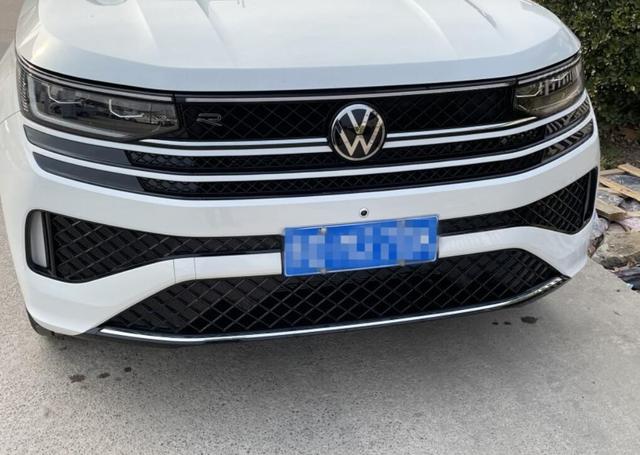 Application of two-color car paint on the side of the car - iNEWS