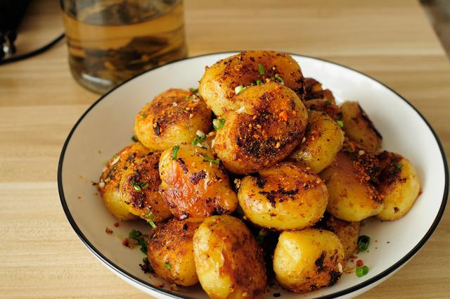 Don't throw the small potatoes, make them into pan-fried small potatoes ...