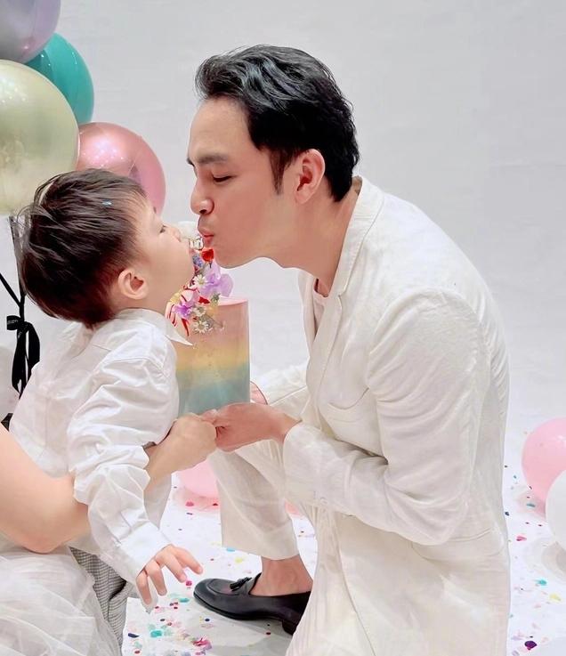 Ming Dao showed up at the Shanghai shopping mall with his two-year-old ...