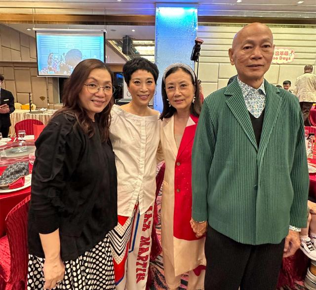 Wang Mingquan and his wife attended the wedding banquet of their ...