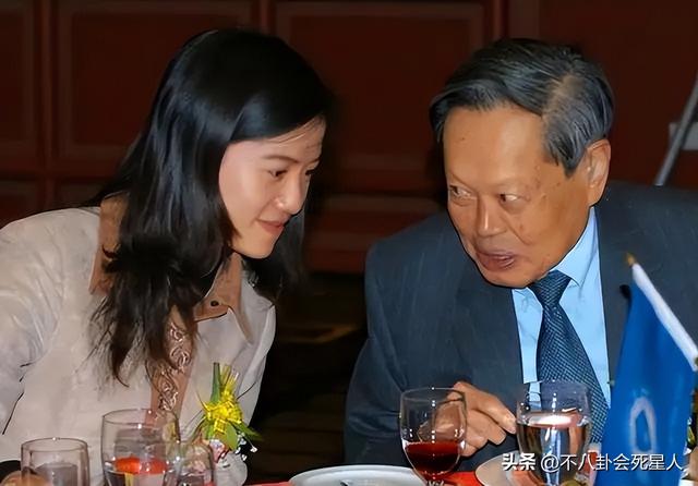 The hundred-year-old Yang Zhenning brought Weng Fan to the party, his ...