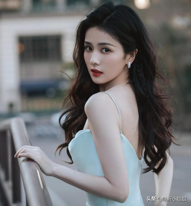 Bailu, a model-born goddess of temperament, with a fresh and pretty ...