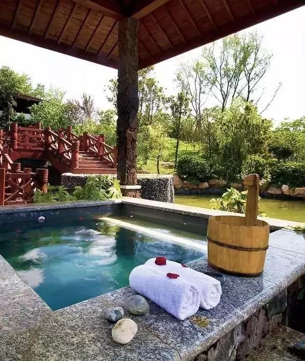 How does the hot spring resort realize the innovation of the ...