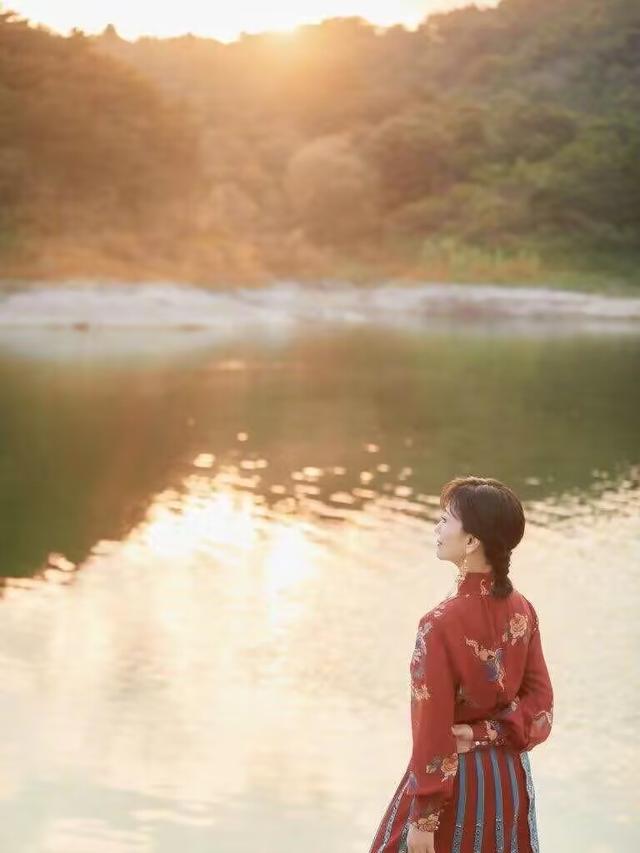 Zhao Yazhi brought a kind of skirt called "cheongsam on the top, Hanfu ...