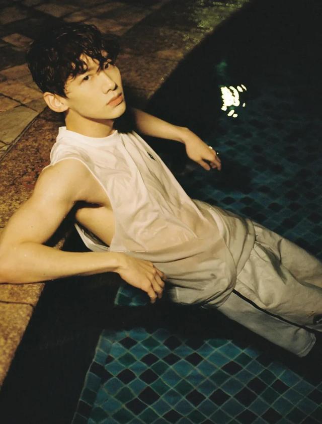 The young Bai Jingting in the water - iNEWS