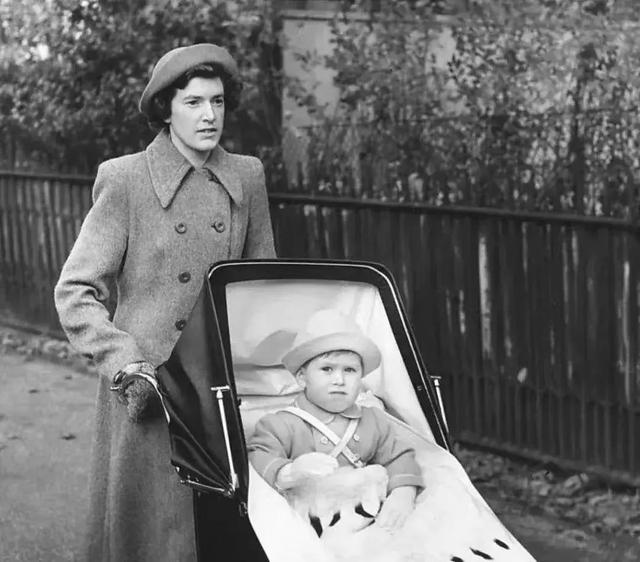 Rare photo of Prince Charles as a child with two nannies - iNEWS