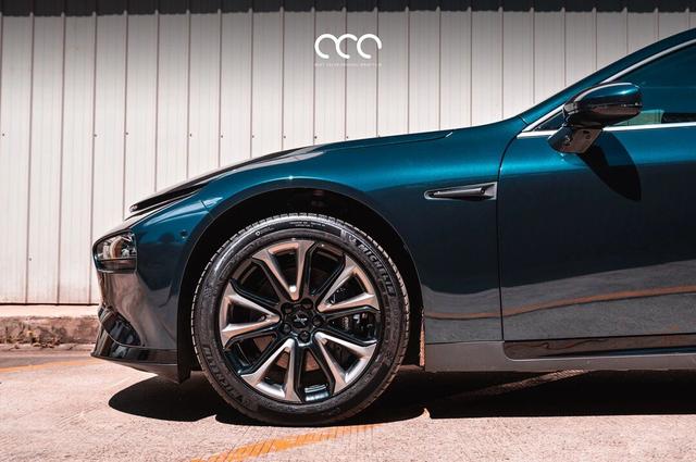 The original factory color turquoise green of Mercedes-Benz Diffuse ...