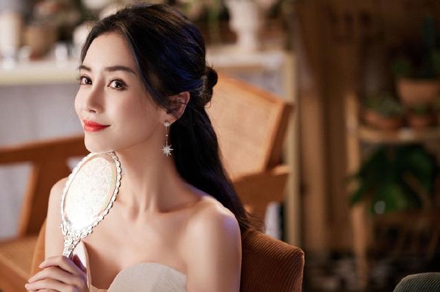 So beautiful!Angelababy white tube top trailing long skirt photo shoot ...