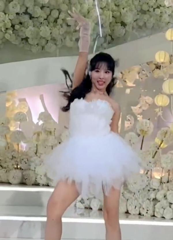 The bride wore an ultra-short wedding dress and danced in high heels ...