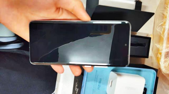 In the era of the center punch screen, this small and fresh mobile ...