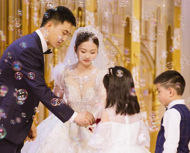 The real man Wang Wei's squad leader got married, Yang Mi recorded a ...