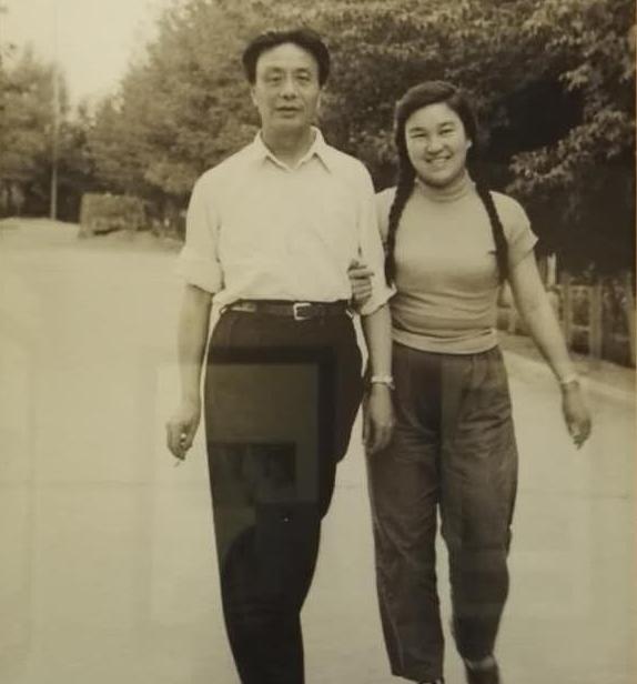 Poet Ai Qing: Falling in love with a female student 11 years younger in ...