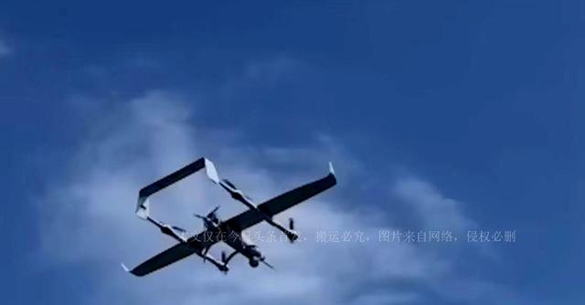The Vietnamese drone is approaching 052D, and the shooting is blurry ...