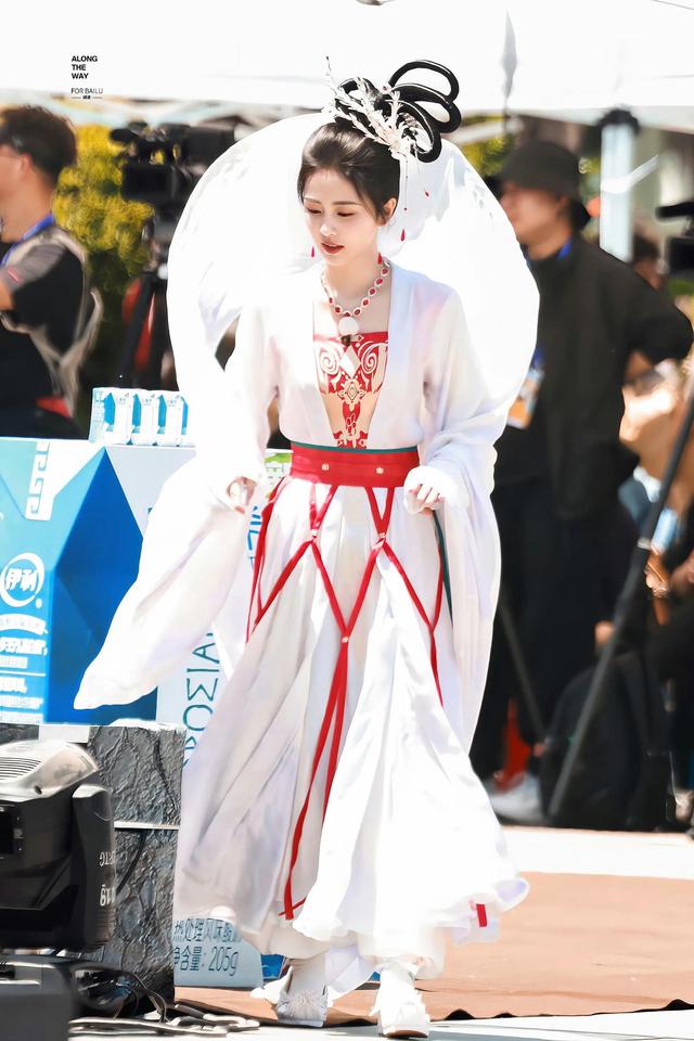 Let the white deer run cos Chang'e - iNEWS