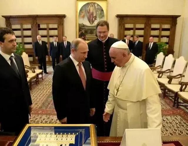 The Pope came to rescue the big fish - iNEWS