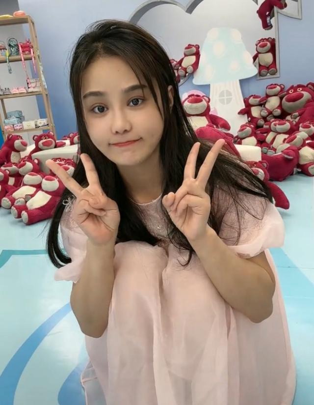 Tens of millions of fans Internet celebrity Fan Xiaohui's recent photos ...