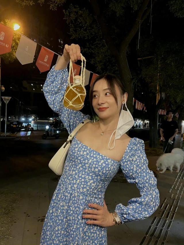 Female artist Yuan Shanshan went to the night market to drink plum wine ...