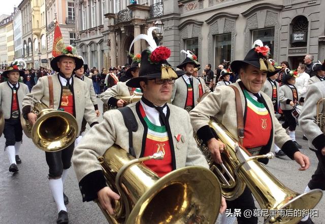 A Glimpse of the Oktoberfest Float Parade (4) - iNEWS