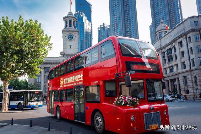 Wuhan Tourist Bus "Red" Moves "City of Heroes" - iNEWS