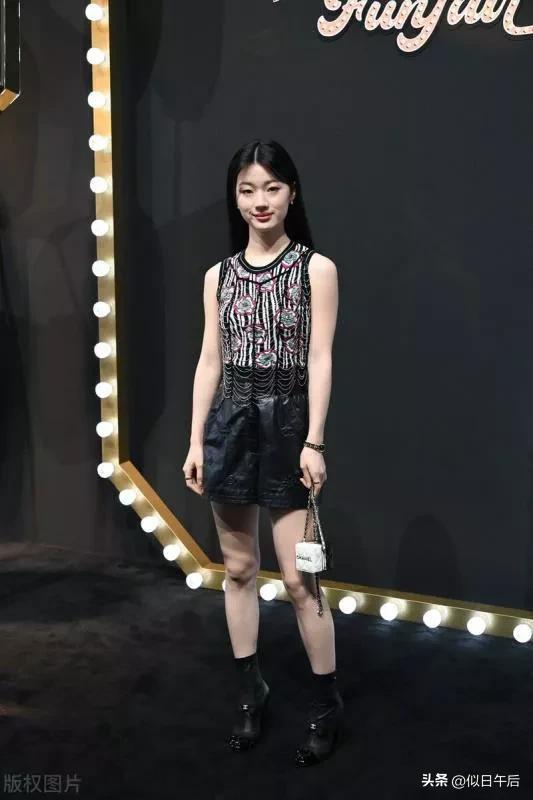 Shan Yichun is wearing a one-piece skirt + black ankle boots, playful ...