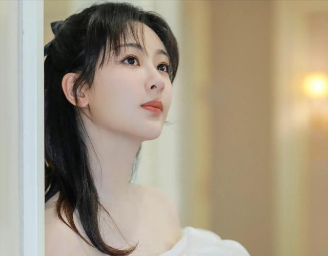 Yang Zitai knows how to wear it!Wearing a one-shoulder petal skirt, princess curly hair + bow ...