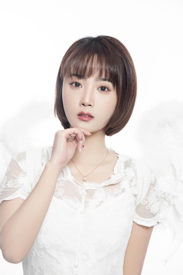 Singer Peng Zheng's 2022 Angel Wings indoor photo - iNEWS