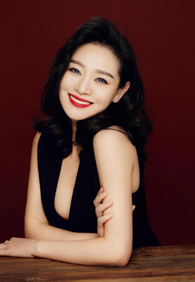 Different sweet beauty star Wang Weiwei - iNEWS