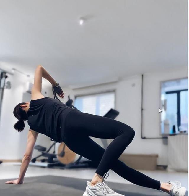 Li Chun has a beautiful figure, and her tights highlight her smooth ...