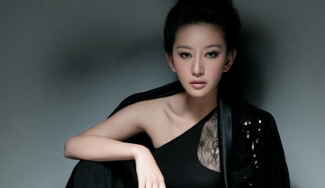 Among these three celebrities in Wuhan, Hubei, one of them is a famous ...