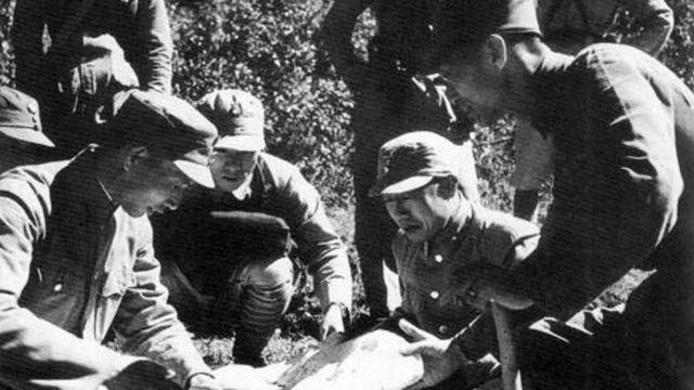The battalion commander of the People's Liberation Army rushed into the ...