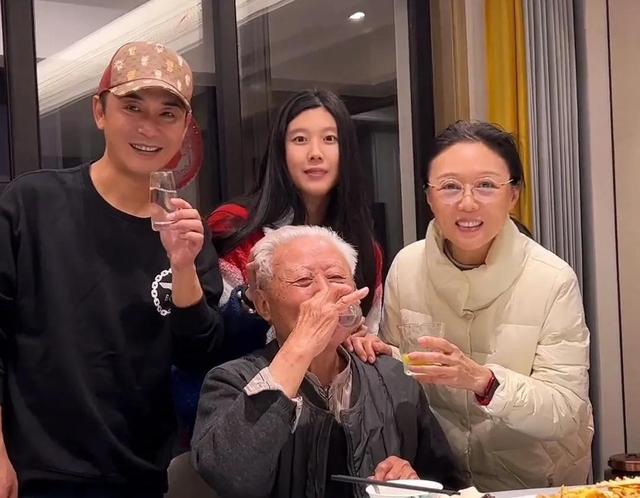 61-year-old Wu Qiong and her 15-year-old husband went back to their hometown to worship their ...