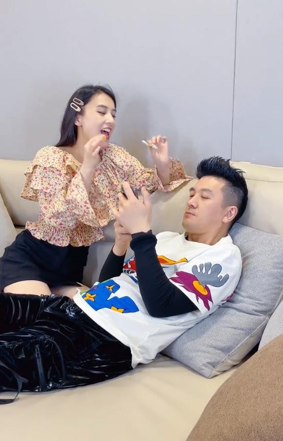 Huang Shengyi and her husband show affection at home, their eyes are ...