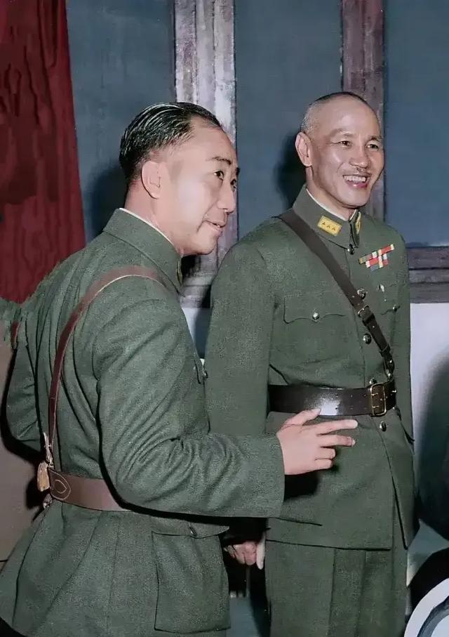 A photo of Chiang Kai-shek and Dai Li. Pay attention to Dai Li's three ...