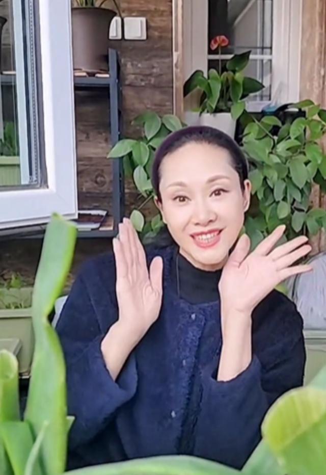 Yu Wenhua, 56 years old, grows green onions on the balcony, dresses ...