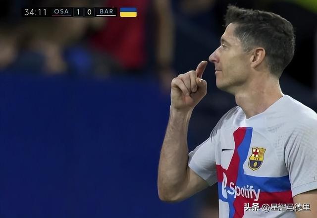 Lewandowski is playing big?Deliberately elbowing red + two finger-nose ...