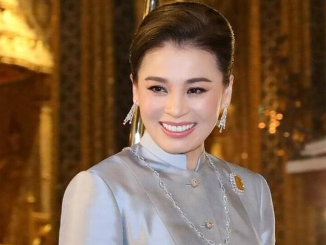 44-year-old Suthida appeared at the Temple of the Emerald Buddha ...