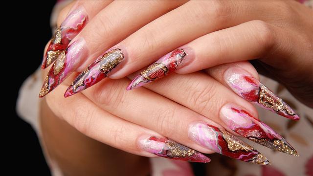 Live ants do manicure, ants keep crawling around in the nails - iNEWS