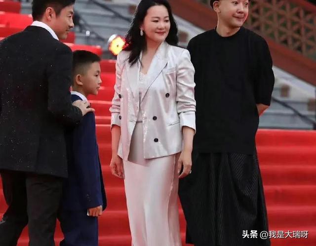 Actress Yong Mei wore her shoes to pieces and sewed them up by herself ...