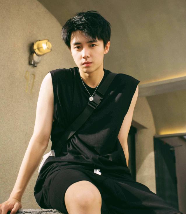 Ouyang Nana's relationship was exposed, and it was suspected that she was living with her ...