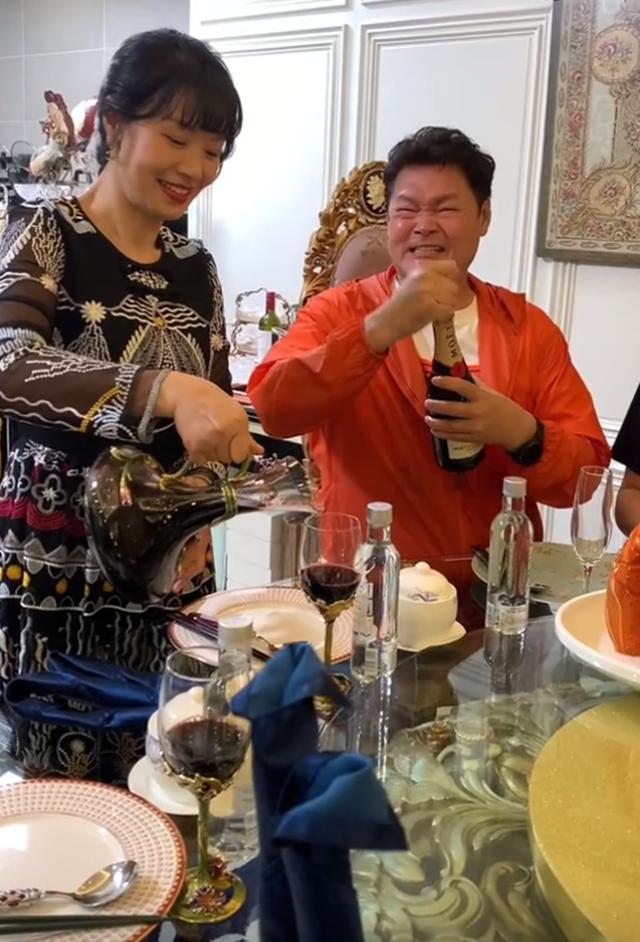 62-year-old Zhou Wenjian settled in the mainland, appeared in a mansion ...