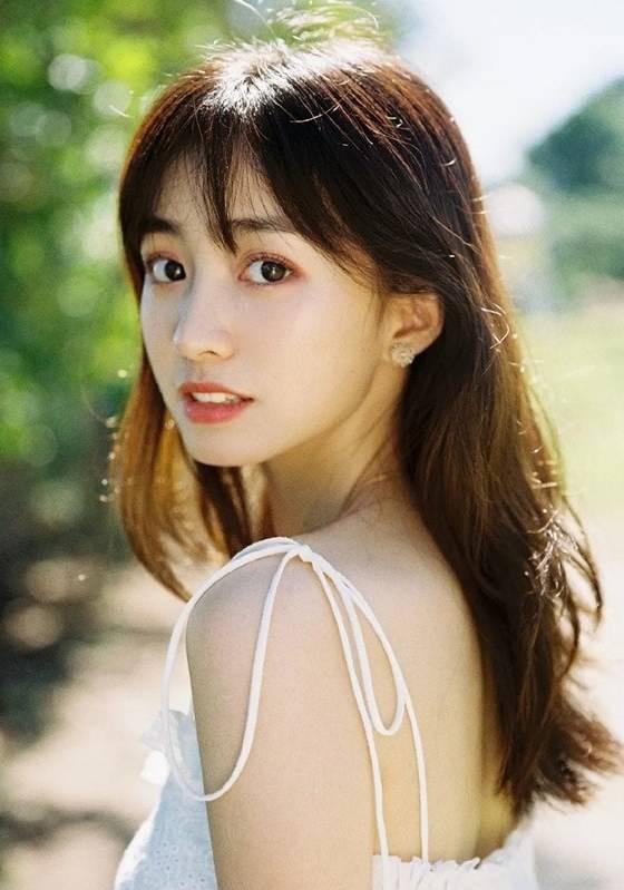 Qi Yuchen's fashionable outfits are playful and smart - iNEWS