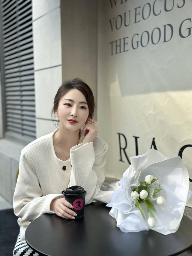 Actor Lin Jing is full of vigor on the street in the street - iNEWS