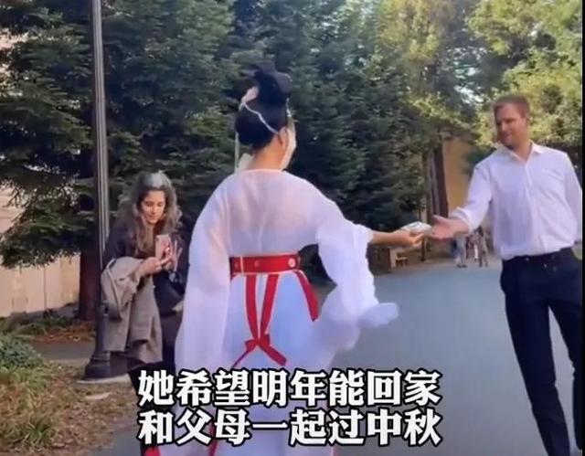 During the Mid-Autumn Festival, Ms. Zhou dressed up as Chang'e in Hanfu ...