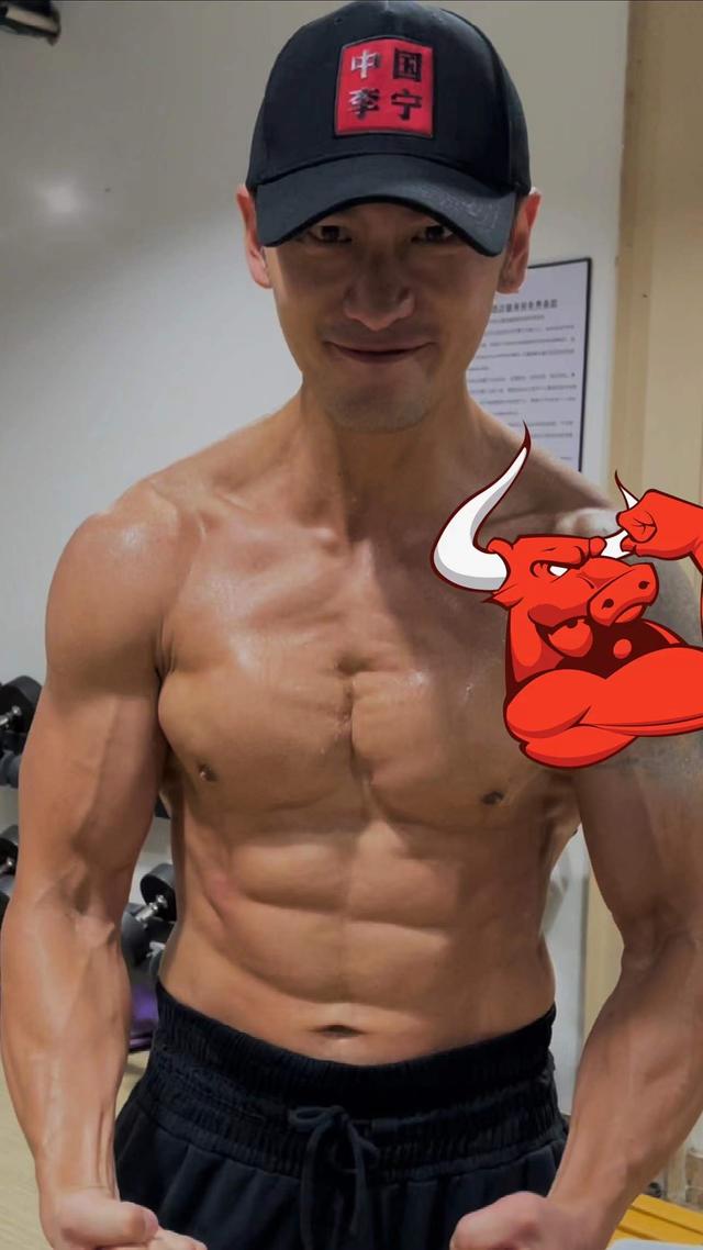 Gu Youming, a tough guy with strong muscles and a handsome face, is ...