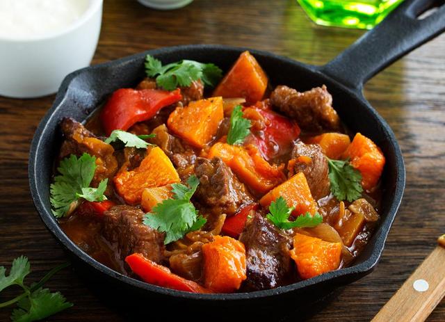 Foreign Cuisine: How to Make Goose Stew in Iron Pot - iNEWS