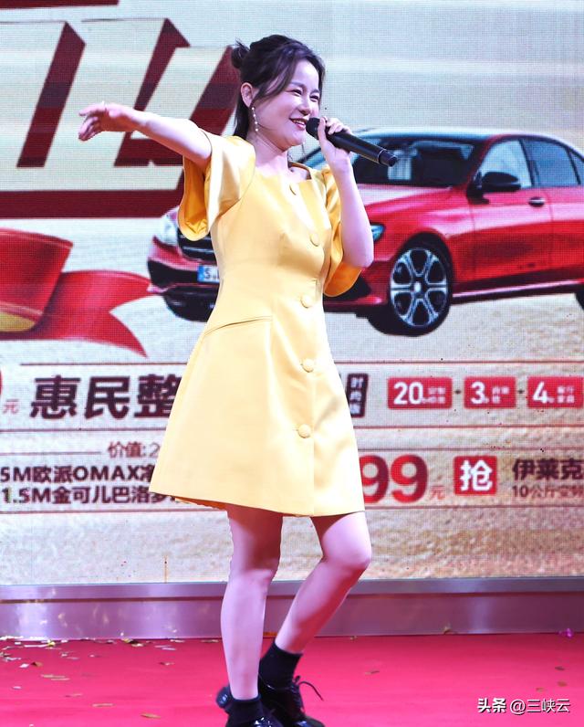 Well-known singer Cheng Xiang sang in Yichang - iNEWS