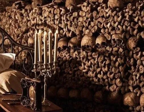 The gate of hell built by 6 million corpses, the human bones are piled ...