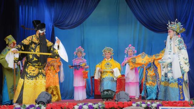 Watching Beijing Opera is the first time in my life - iNEWS