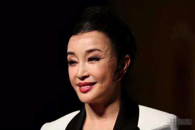 "Fakes" in the entertainment industry: wigs, fake faces, fake figures ...